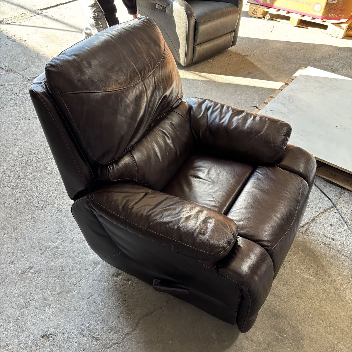 JOEL LEATHER MANUAL RECLINER! *BENT BRACKETS AND DOESN’T RECLINE GOOD ...