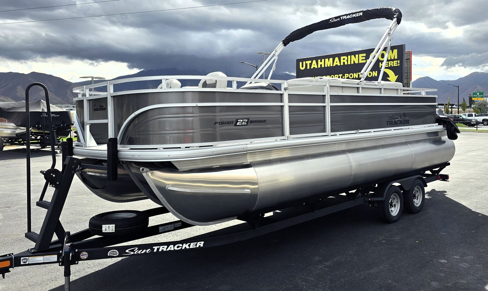 2026 Sun Tracker Fishin Barge 22 XP3 w 200 HP Mercury Outboard ...