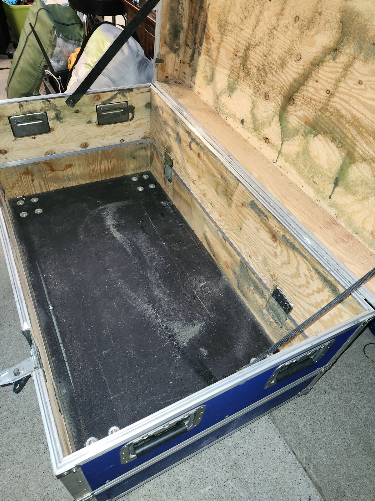 Blue Anvil ATA Road case opens top or bottom with heavy duty casters ...