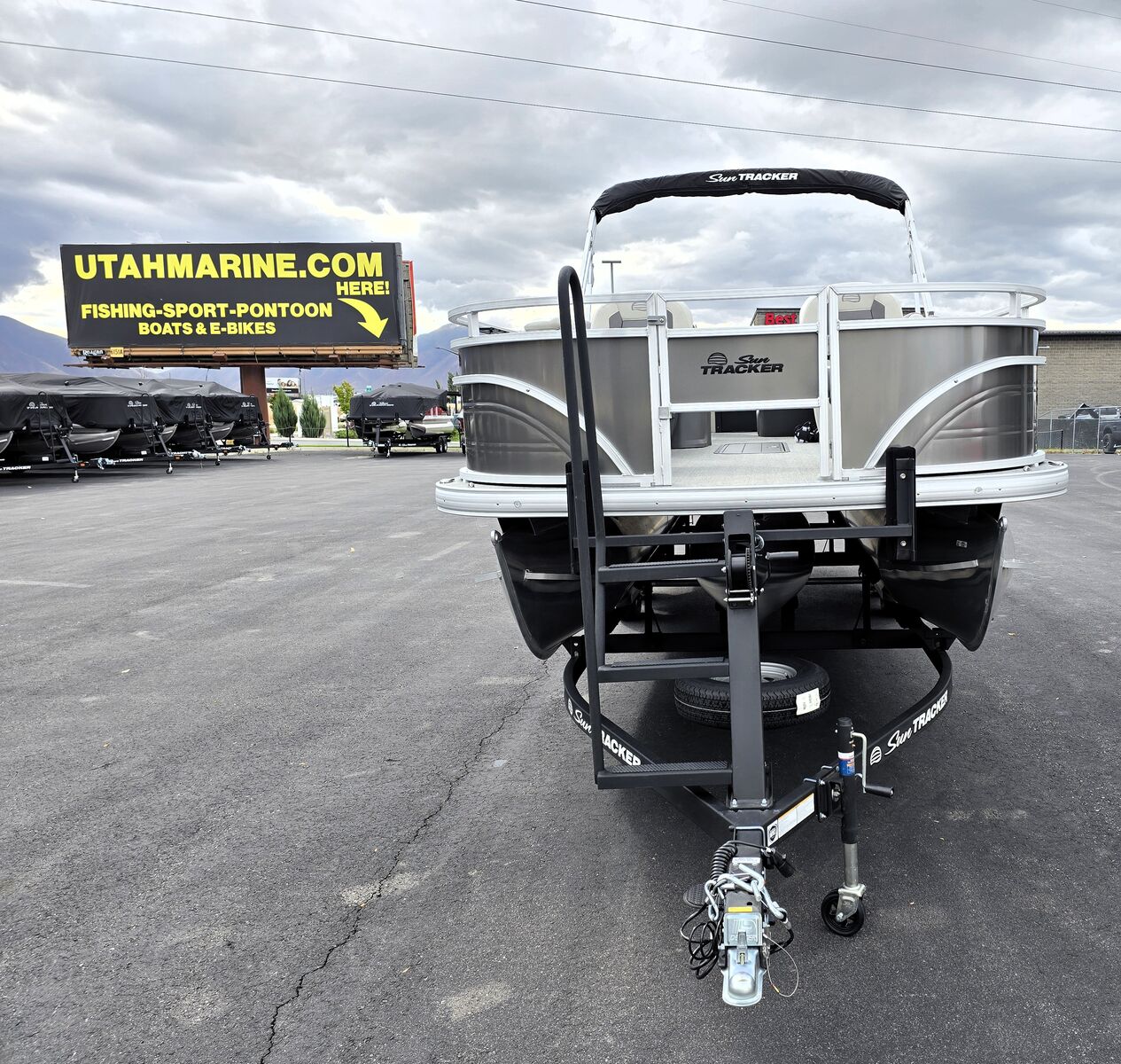 2026 Sun Tracker Fishin Barge 22 XP3 w 200 HP Mercury Outboard ...