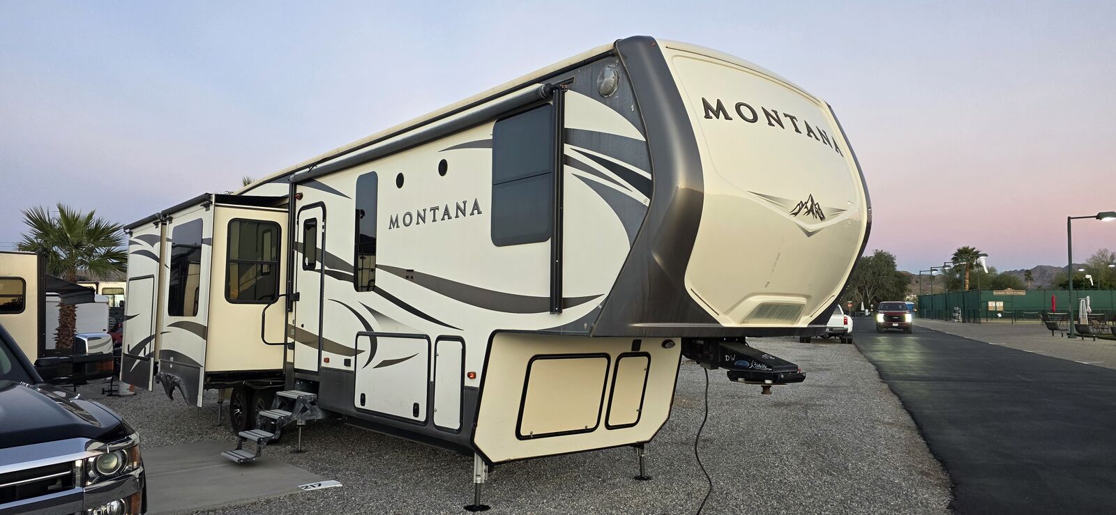 2017 Keystone Montana 39 feet 5 slides 4 Seasons Heated tanks King ...