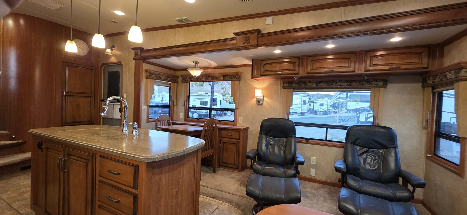 2012 Mobile suites King Master 4 slides, Built for full time use, Dual ...