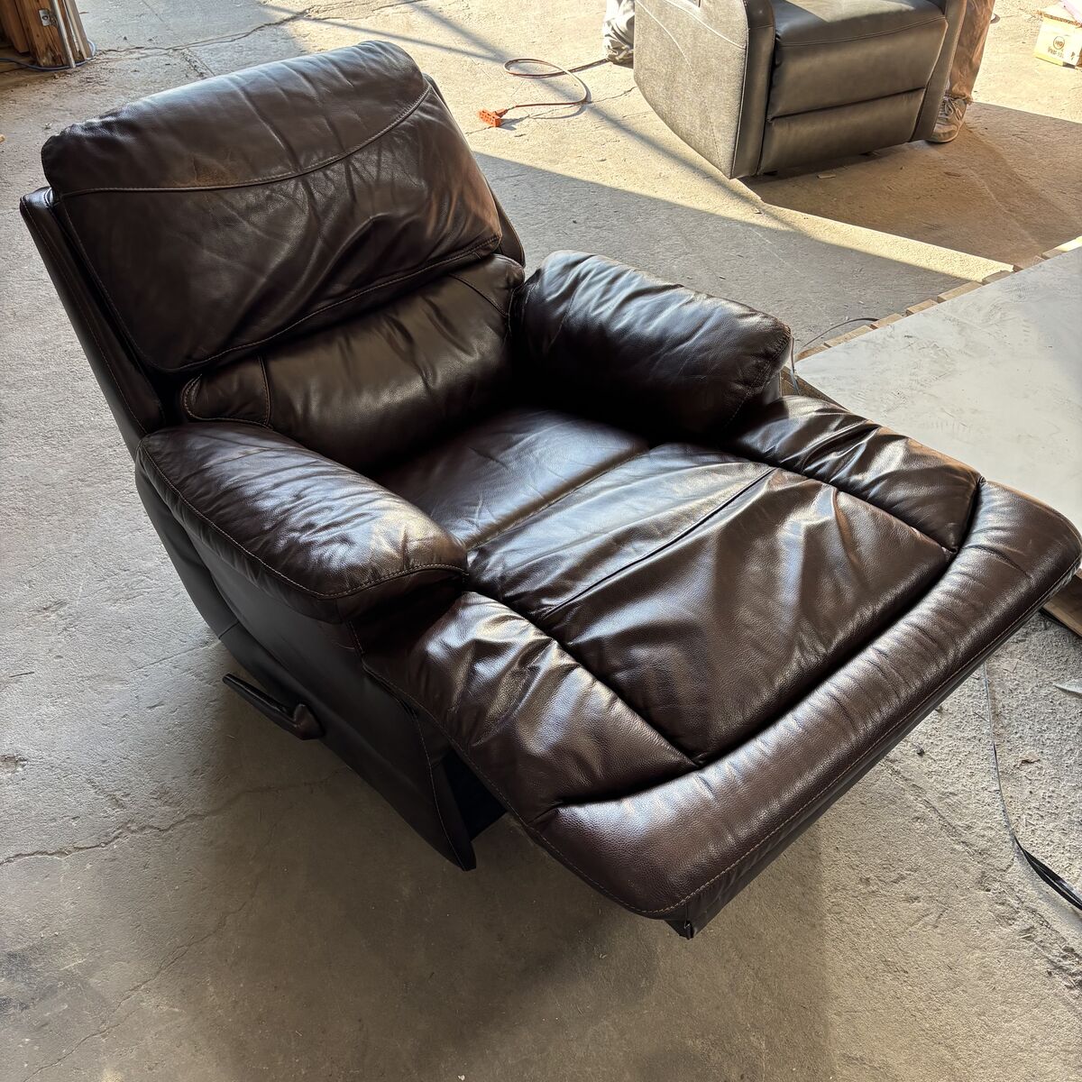 JOEL LEATHER MANUAL RECLINER! *BENT BRACKETS AND DOESN’T RECLINE GOOD ...