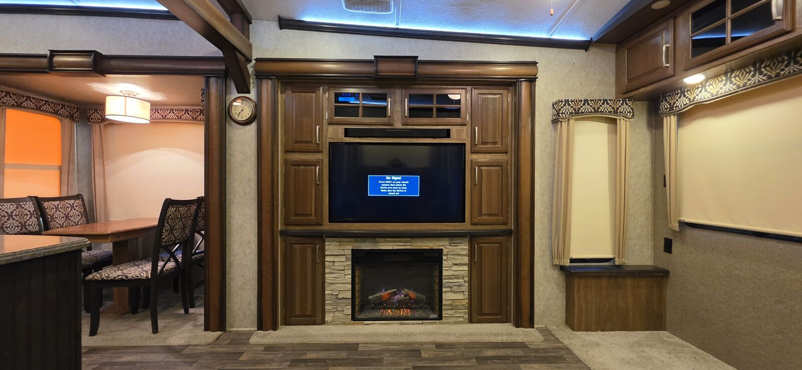 2017 Keystone Montana 39 feet 5 slides 4 Seasons Heated tanks King ...