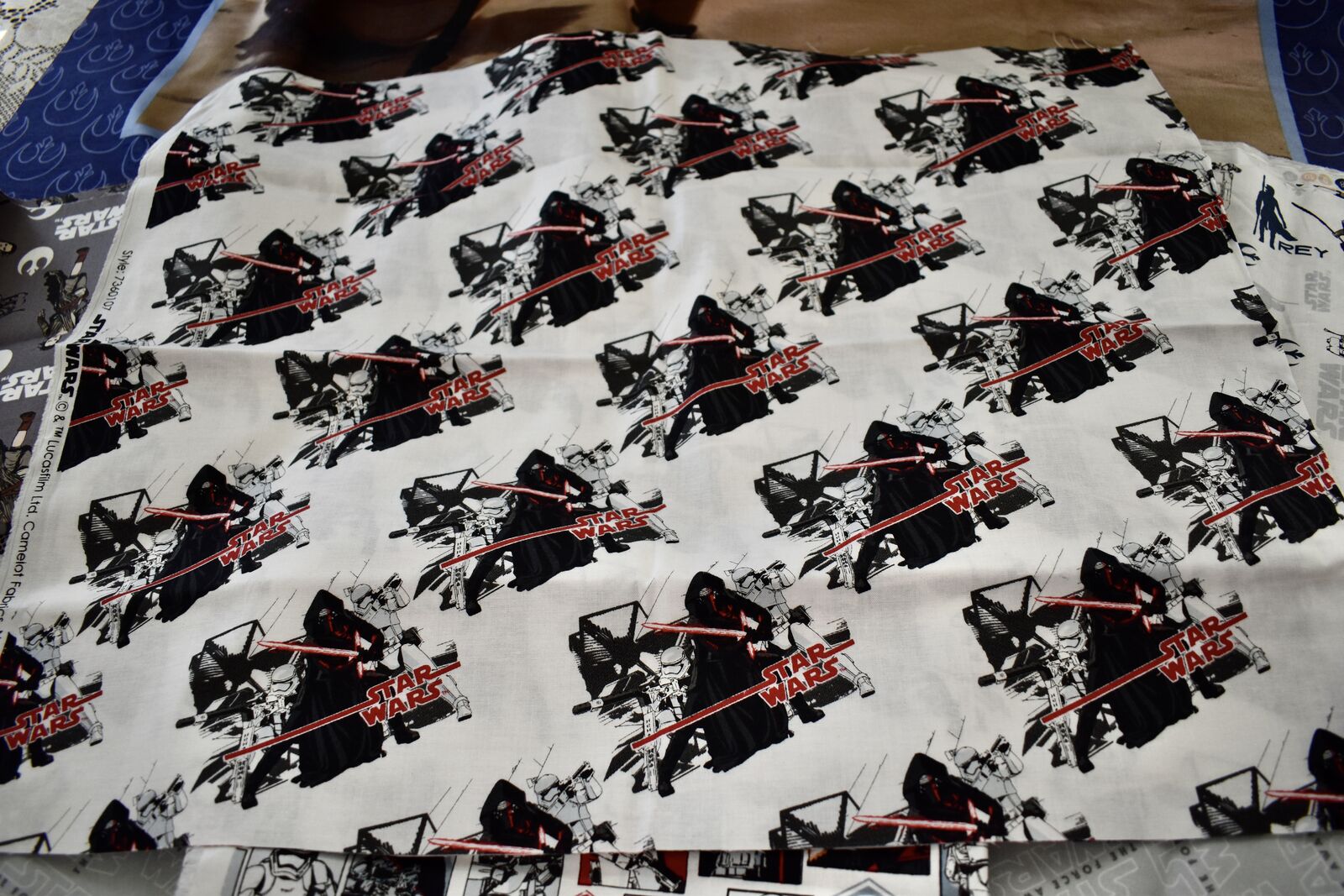 10 NEW ASSORTED PIECES OF STAR WARS COTTON FABRIC WITH A LARGE PANEL TO ...