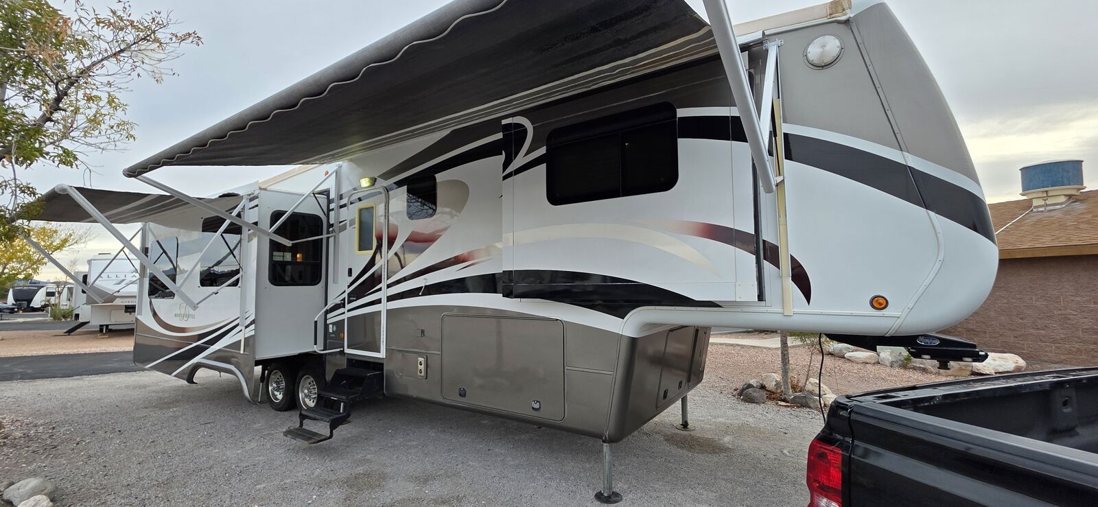2012 Mobile suites King Master 4 slides, Built for full time use, Dual ...