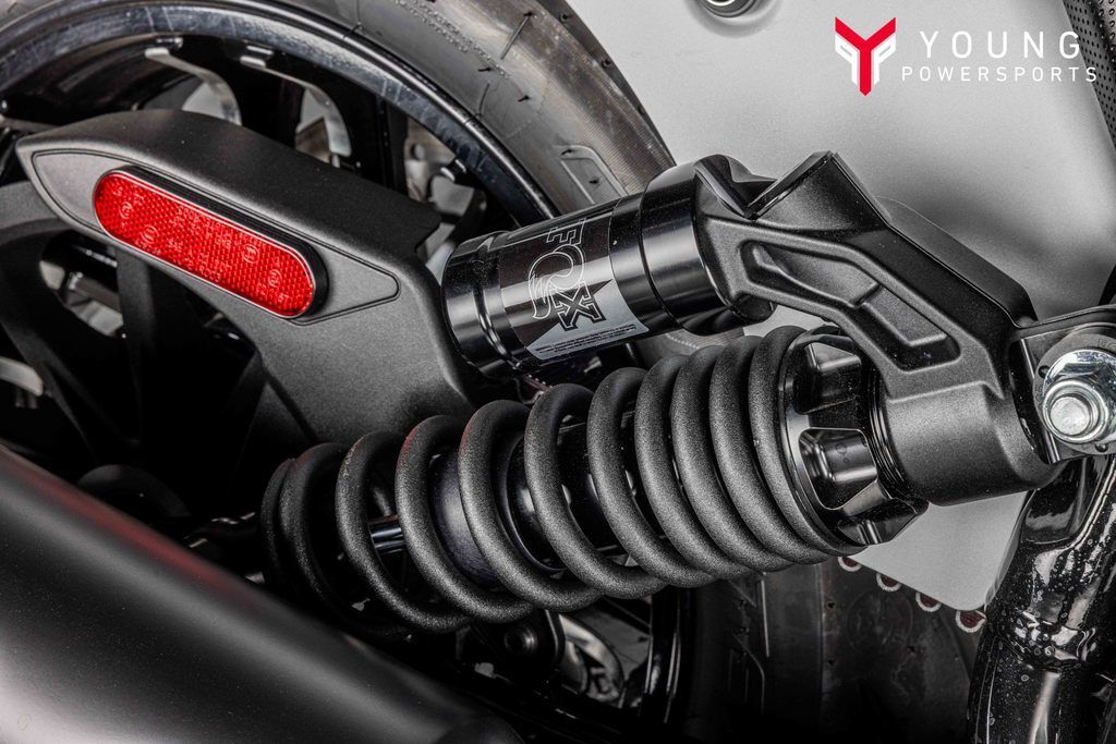 2025 Indian Motorcycle® Sport Chief Ghost White Metallic Smoke ...