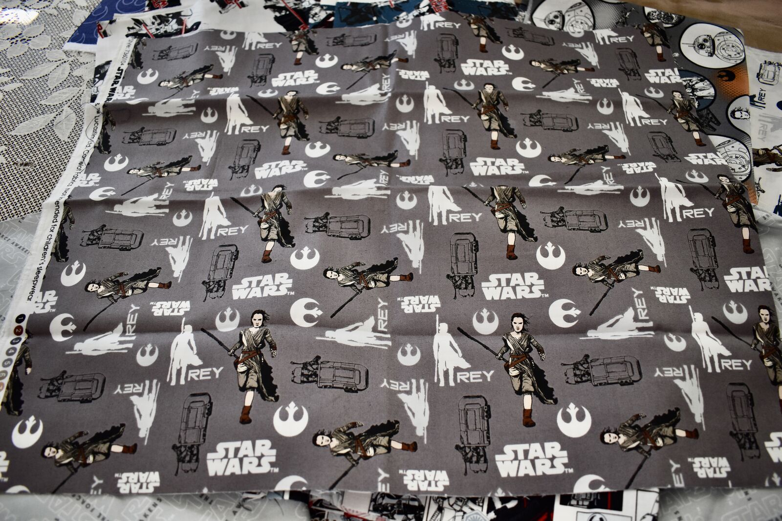 10 NEW ASSORTED PIECES OF STAR WARS COTTON FABRIC WITH A LARGE PANEL TO ...
