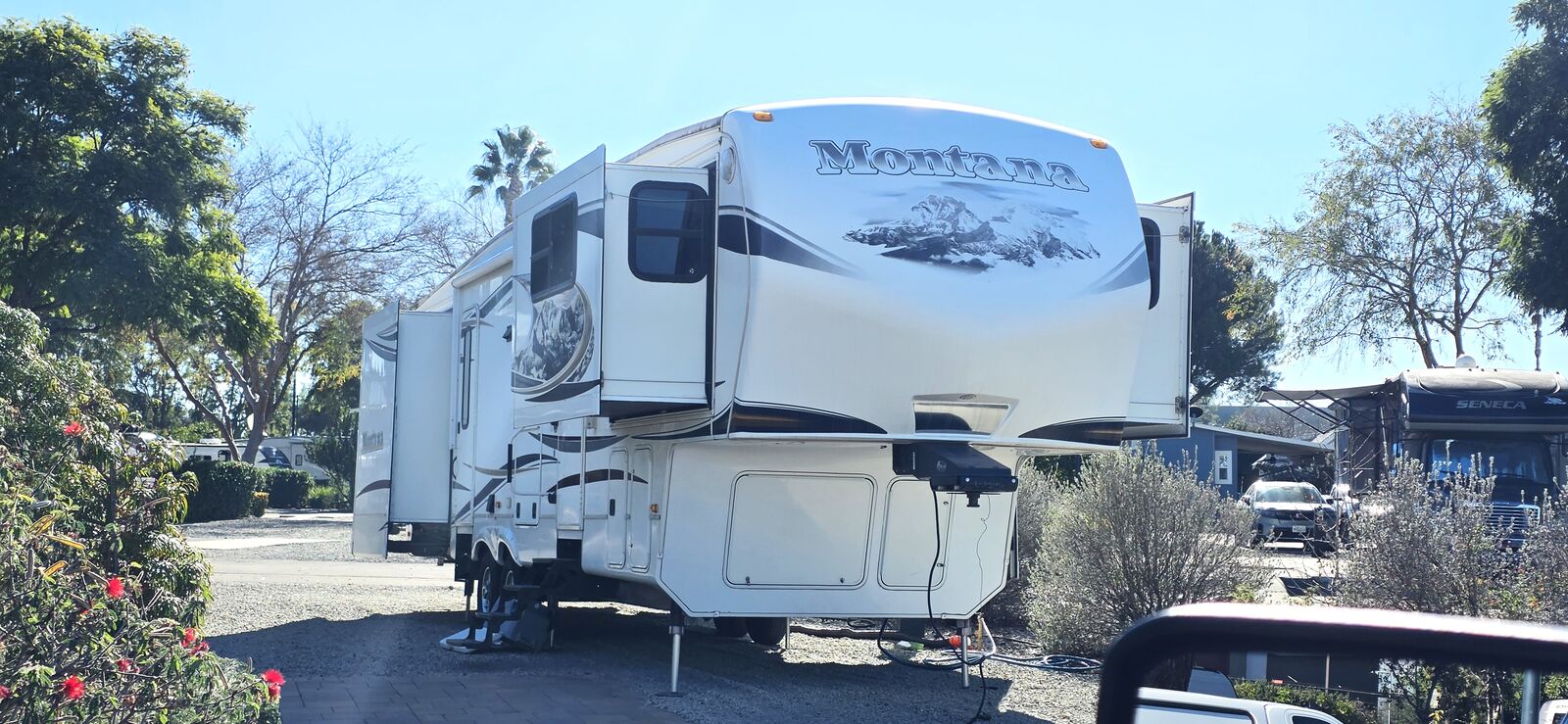 2013 Keystone Montana Hickory – Front Living Room | 5 Slides | Arctic ...