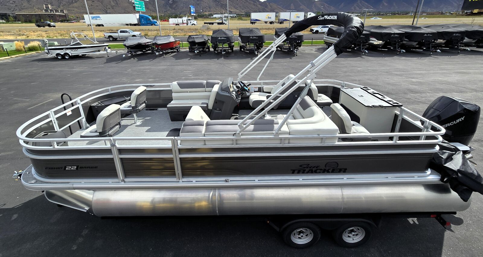 2026 Sun Tracker Fishin Barge 22 XP3 w 200 HP Mercury Outboard ...