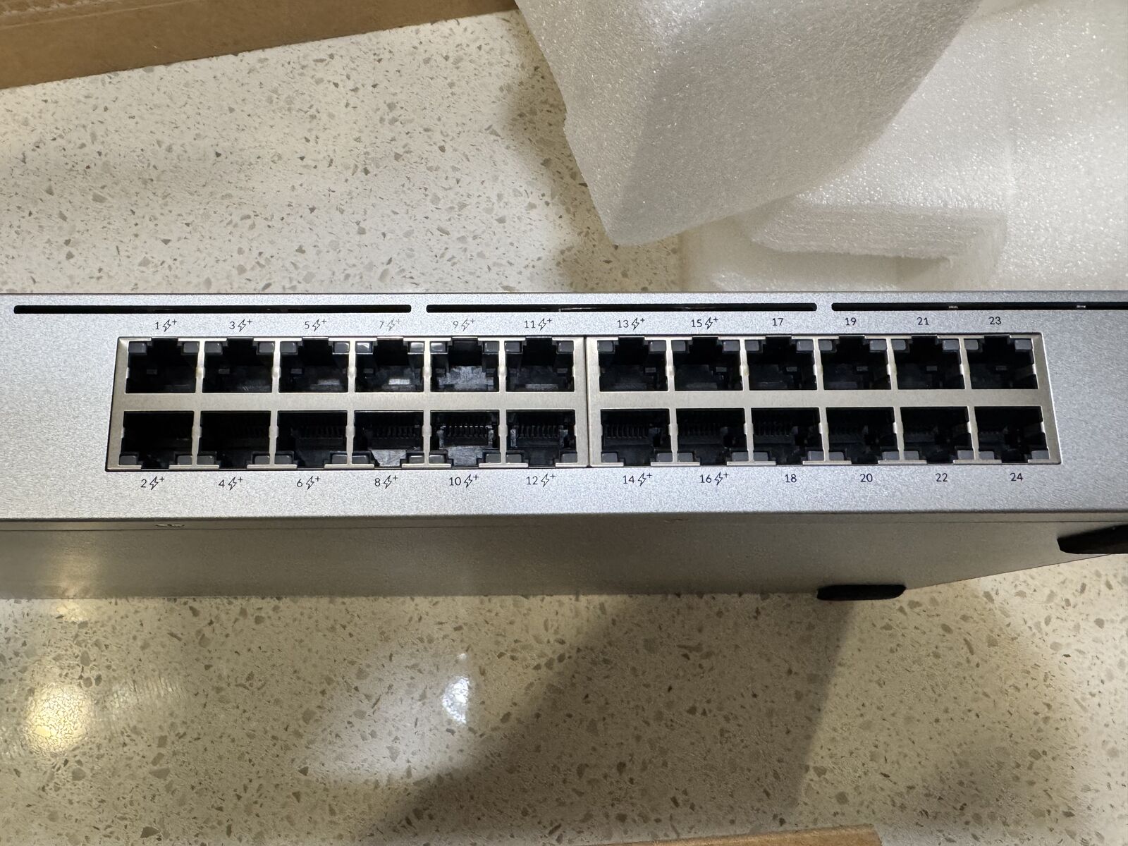Ubiquiti UniFi USW-24 24-Port Managed Gigabit Managed Switch with SFP ...