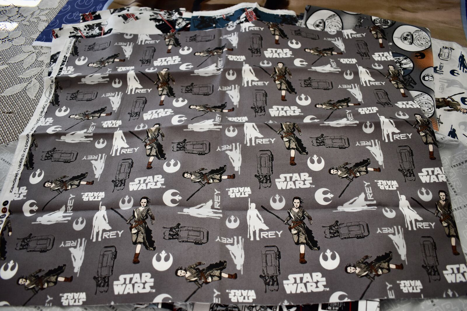10 NEW ASSORTED PIECES OF STAR WARS COTTON FABRIC WITH A LARGE PANEL TO ...