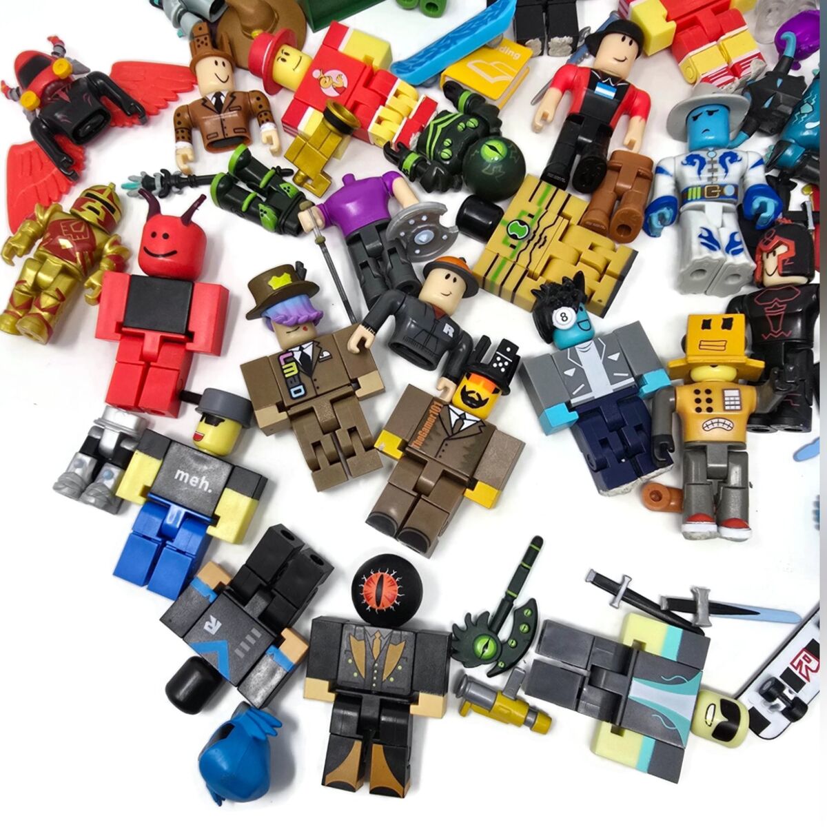 Roblox Figure Lot 35+ Figures & Accessories Crates Weapons Wings ...