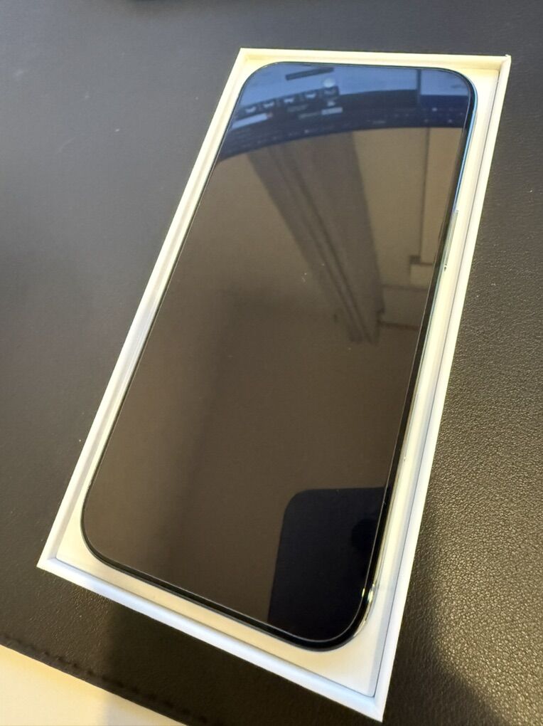 iPhone Air 256gb Sky blue new includes Box, screen protector for ...